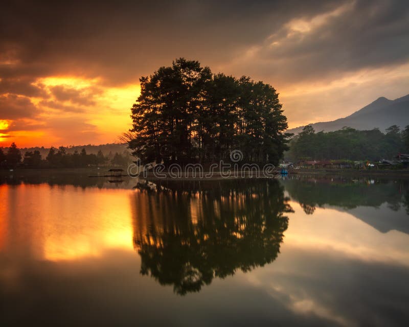 Amazing Reflection Over Mountains and Lake.clouds of Pink and Blue ...