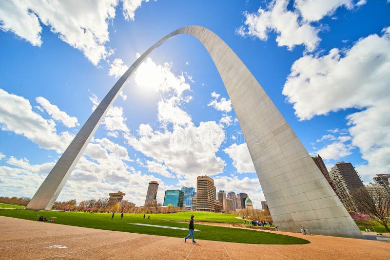 Amazing View of St. Louis Gateway Arch with City Skyline Editorial ...