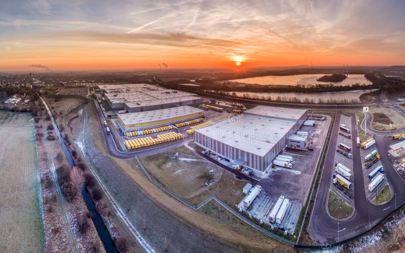 Amazon distribution center editorial photo. Image of retailer - 85053836