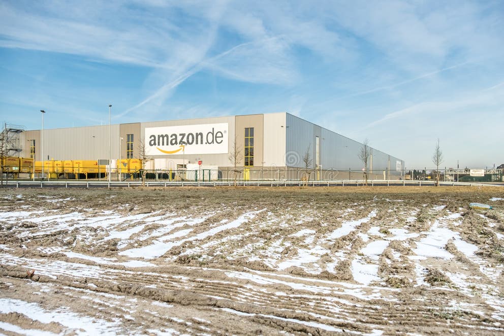 Amazon distribution center editorial photography. Image of building ...
