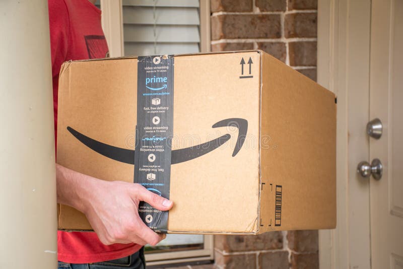 Amazon Prime Box Entregado a Una Puerta Principal De Edificio ...