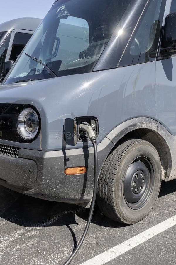 Amazon Prime EV Electric Delivery Vans from Rivian. with a Net-zero ...