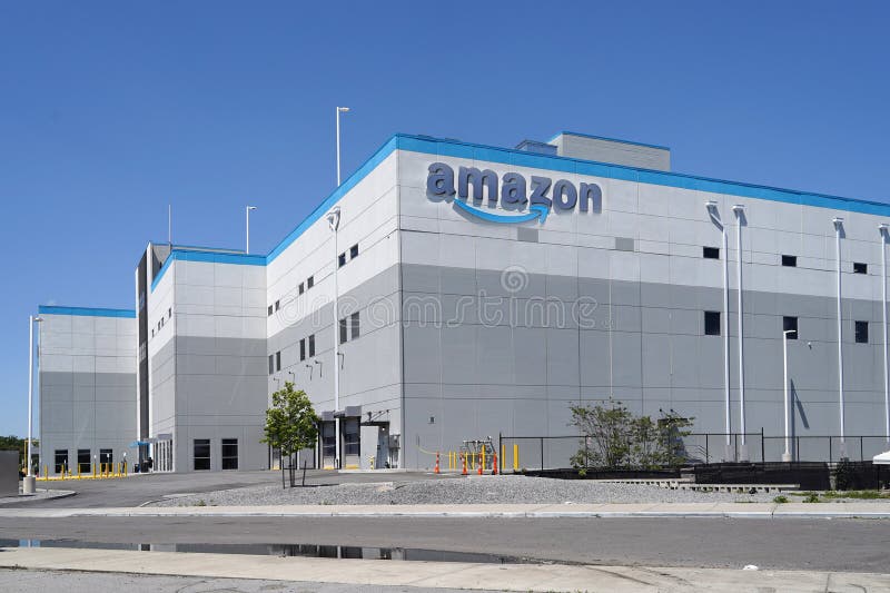 Amazon warehouse building editorial image. Image of retailer - 320122875