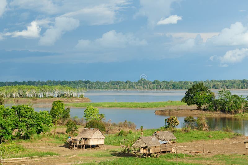 Amazonas Peruano, Establecimiento Indio Foto de archivo - Imagen de ...