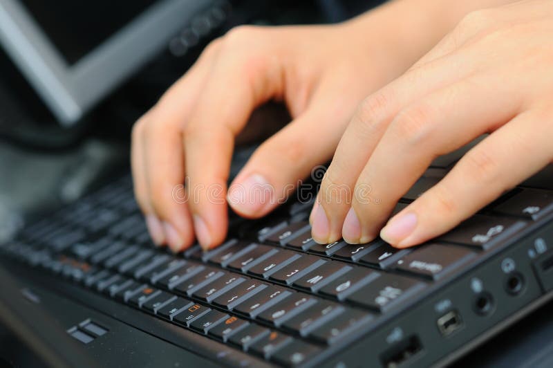 Ambas manos en el teclado foto de archivo. Imagen de ocupado - 20240110