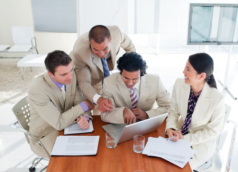 Ambitieus Commercieel Team Dat Een Brainstorming Heeft Stock Afbeelding ...