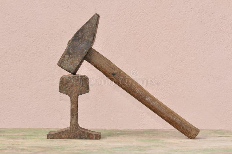 Amboss Mit Eine Hammer Andflatwekzeugspritze Zangen Stockbild - Bild ...