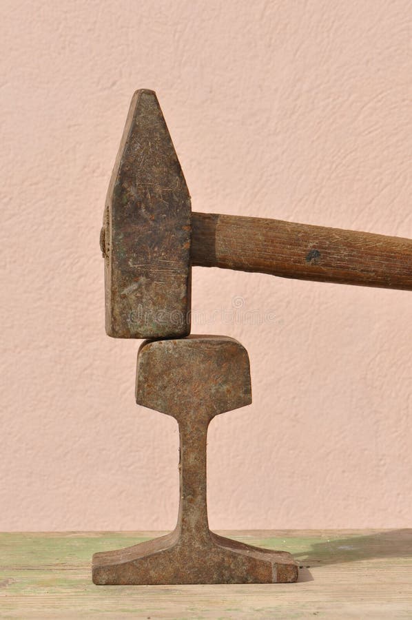 Amboss und Hammer stockfoto. Bild von stahl, eisen, schmied - 112989020