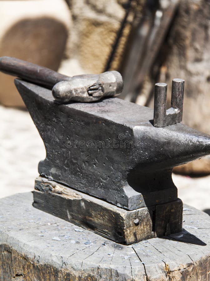 Amboss und Hammer stockbild. Bild von schmiede, schwer - 84487689