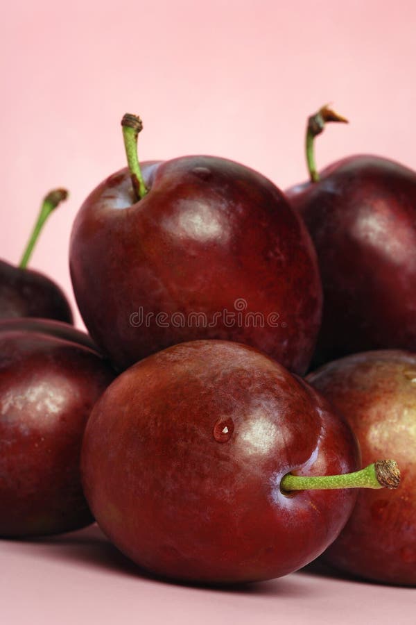 Ameixa foto de stock. Imagem de orgânico, cores, vermelho - 947464