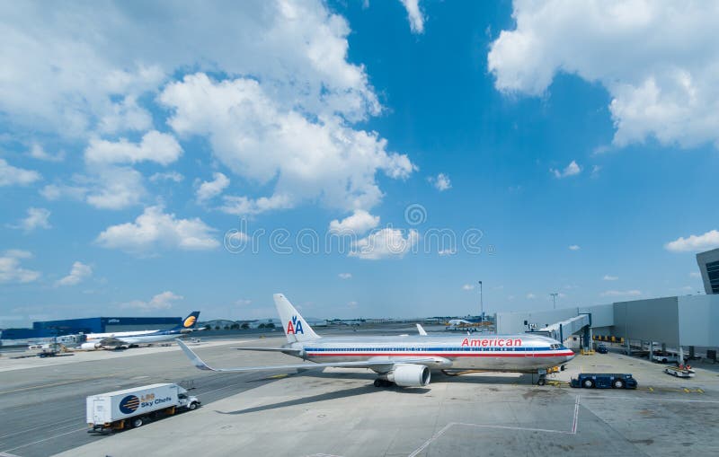 American Airlines plane editorial image. Image of shiny - 43503710