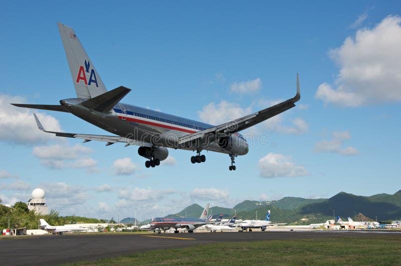 American Airlines Boeing 757 Landing Editorial Photography - Image of ...
