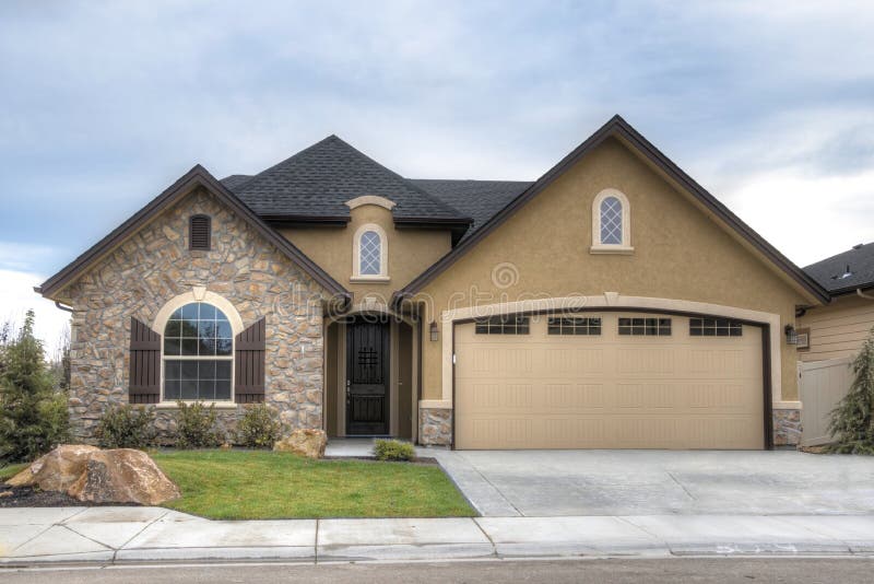 Neues Haus Des Amerikanischen Traums Stockfoto - Bild von leben, blau ...