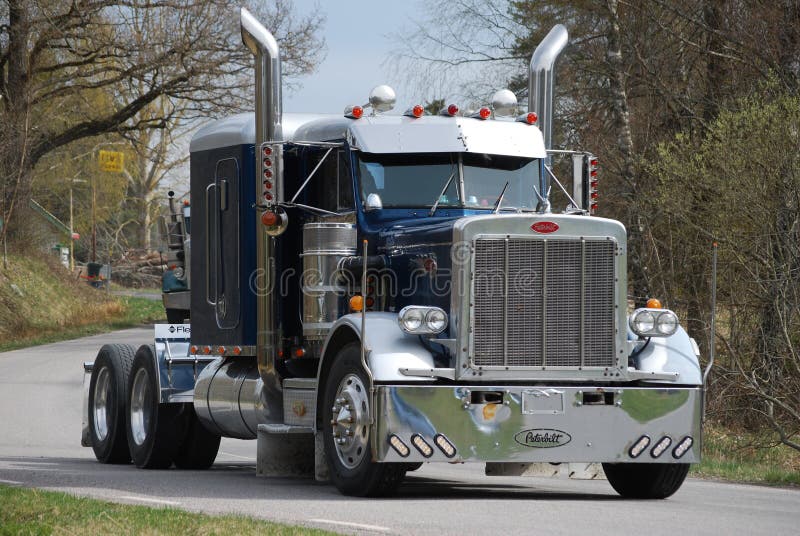 Amerikansk lastbil arkivfoto. Bild av lastbilsförare, medel - 7517586