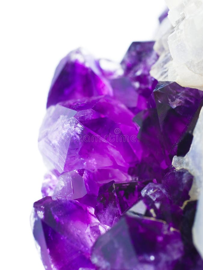 Amethyst Druse auf Weiß stockfoto. Bild von stein, kristall - 13872996