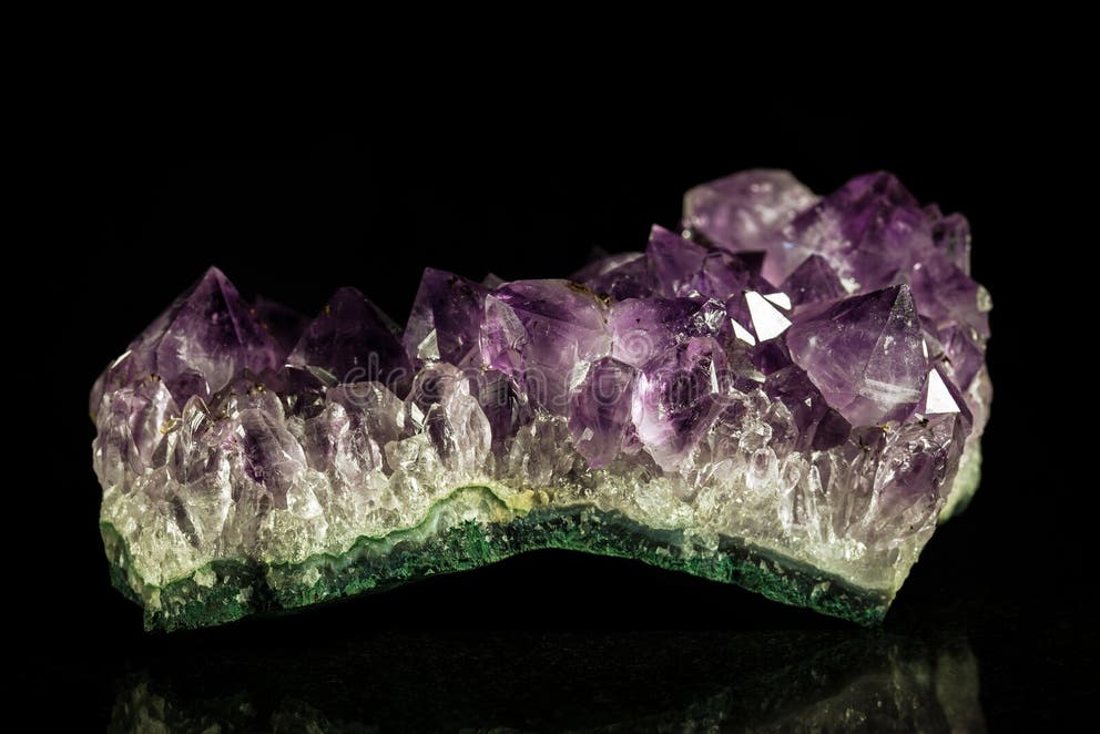 Amethystdruse, Schwarzer Hintergrund Stockfoto - Bild von ...