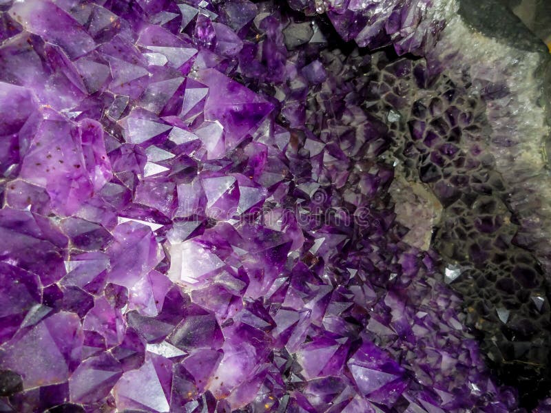 Ametista grezza fotografia stock. Immagine di sfaccettatura - 49478564