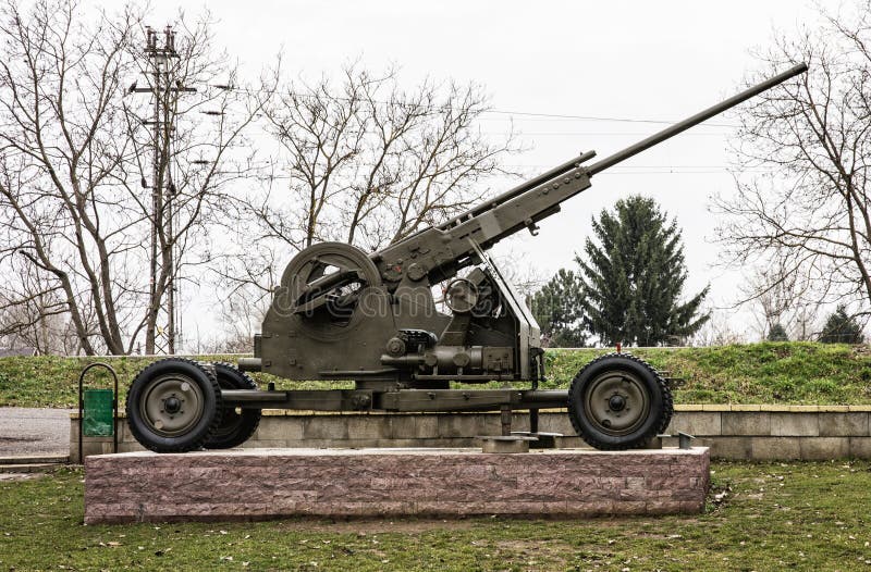 Tiro Lateral De Una Ametralladora Antiaérea Imagen de archivo - Imagen ...