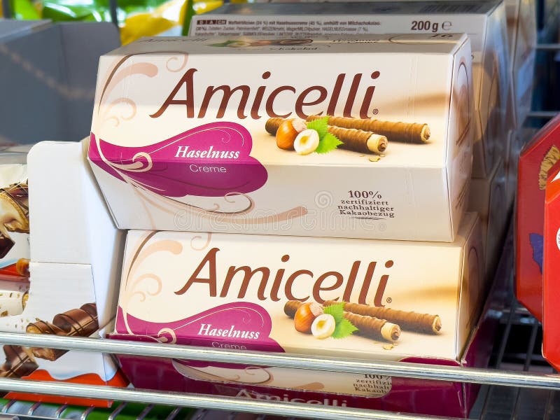 Haselnuss Chocolate Cream Wafer Rolls Stock Photos - Free & Royalty ...