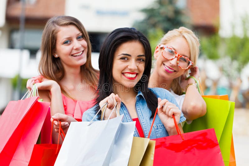 Amiche andate a fare spese fotografia stock. Immagine di modo - 35243888