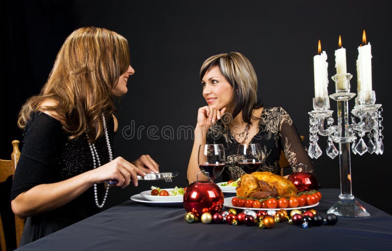 Amici a cena immagine stock. Immagine di divertimento - 8462461