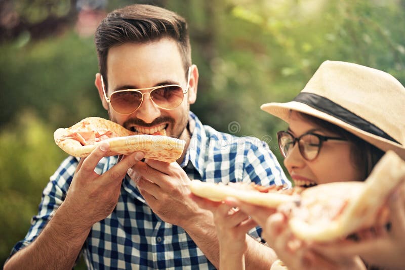 Amici che mangiano pizza fotografia stock. Immagine di pizza - 78583162