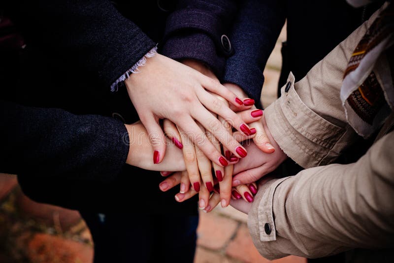 Amici Con Le Mani Insieme, Amicizia Immagine Stock - Immagine di ...