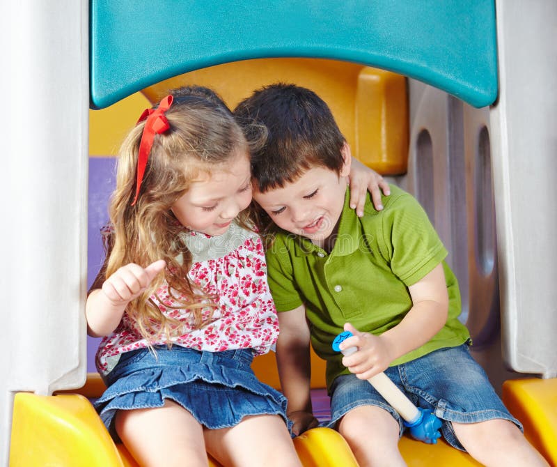 Amici Dei Bambini Che Giocano Insieme Fotografia Stock - Immagine di ...