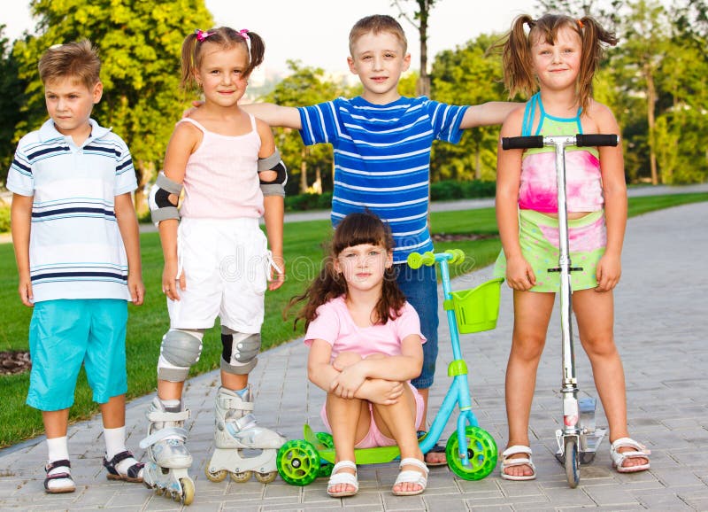 Amici prescolari immagine stock. Immagine di abbraccio - 15438549