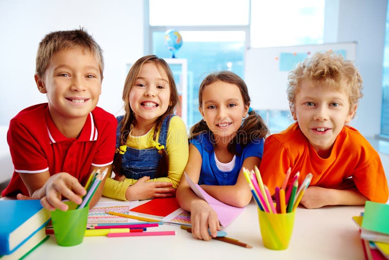 Amigos da escola imagem de stock. Imagem de felicidade - 33378863