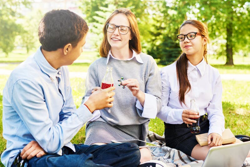 Amigos Da Escola Que Conversam Fora Imagem de Stock - Imagem de ...
