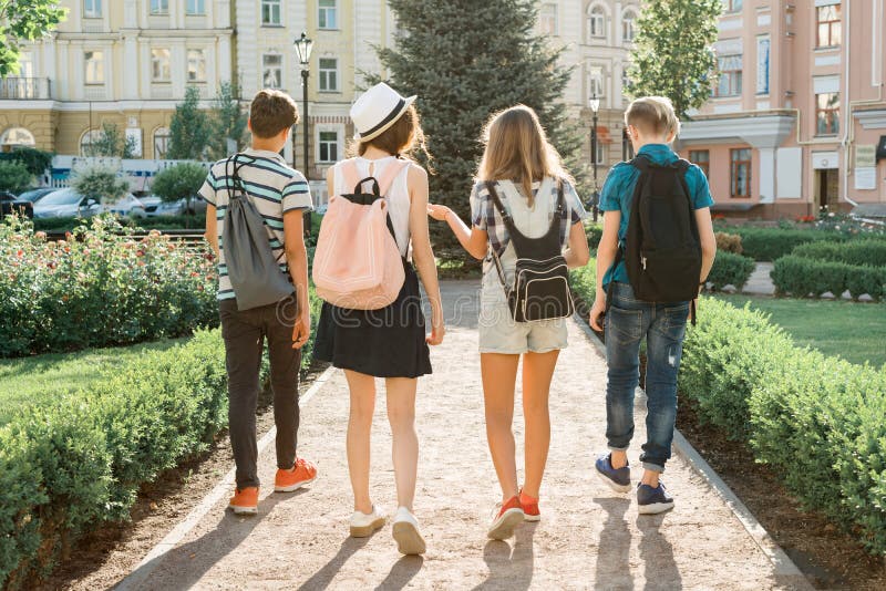 Amigos Dos Jovens Que Andam Na Cidade Um Grupo De Adolescentes Que