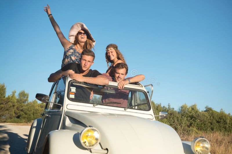 Amigos em um carro foto de stock. Imagem de viagem, amor - 127496888