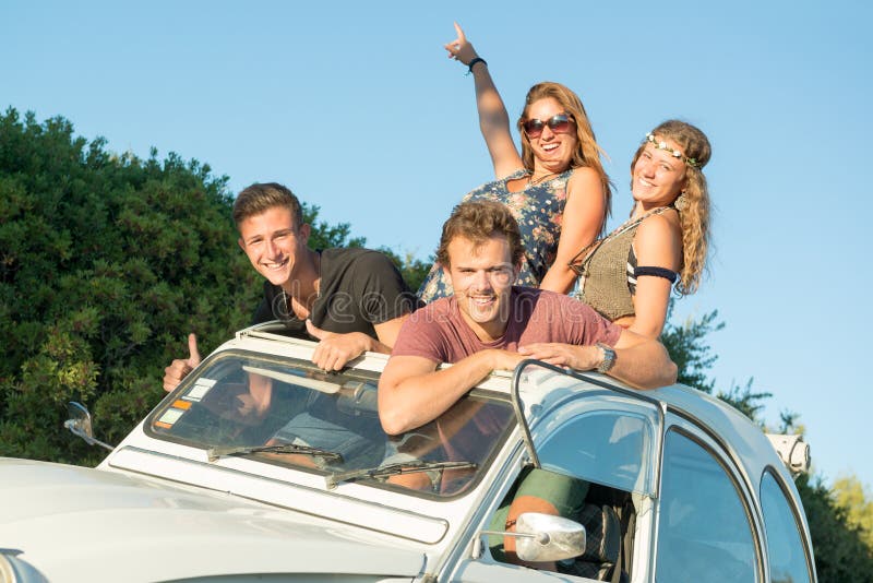 Amigos en un coche imagen de archivo. Imagen de lifestyle - 127496945