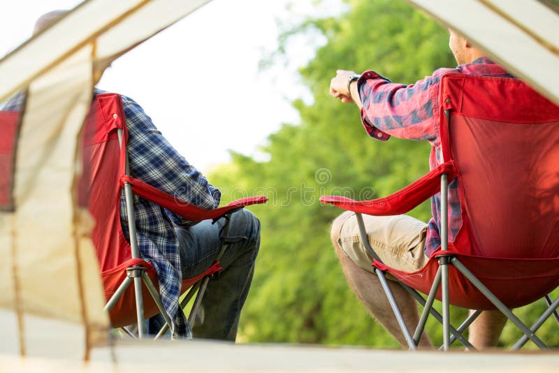 Amigos Que Hablan Y Que Acampan Imagen de archivo - Imagen de ambiente ...
