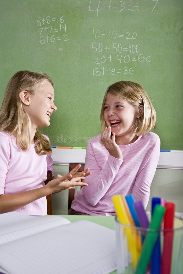 Amis dans parler de classe image stock. Image du sourire - 15847073 Amis dans parler de classe image stock. Image du sourire - 15847073