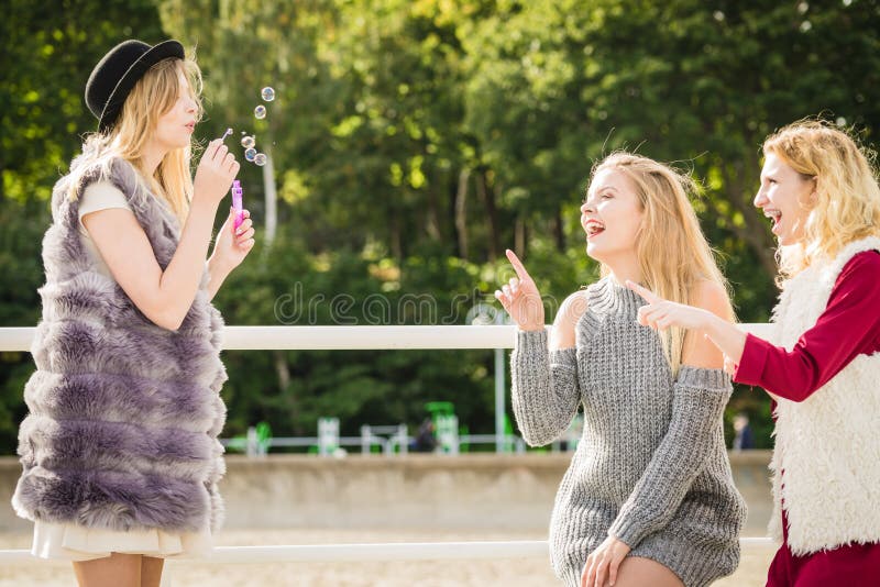 Amis De Femmes Soufflant Des Bulles De Savon Photo Stock Image Du