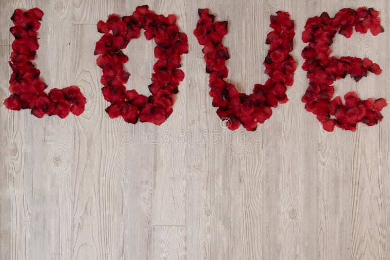 Amor en Rose Petals imagen de archivo. Imagen de deletreado - 136539263
