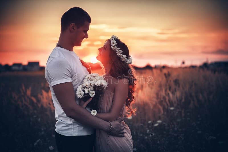 Amor entre un par joven foto de archivo. Imagen de ocasional - 33436198