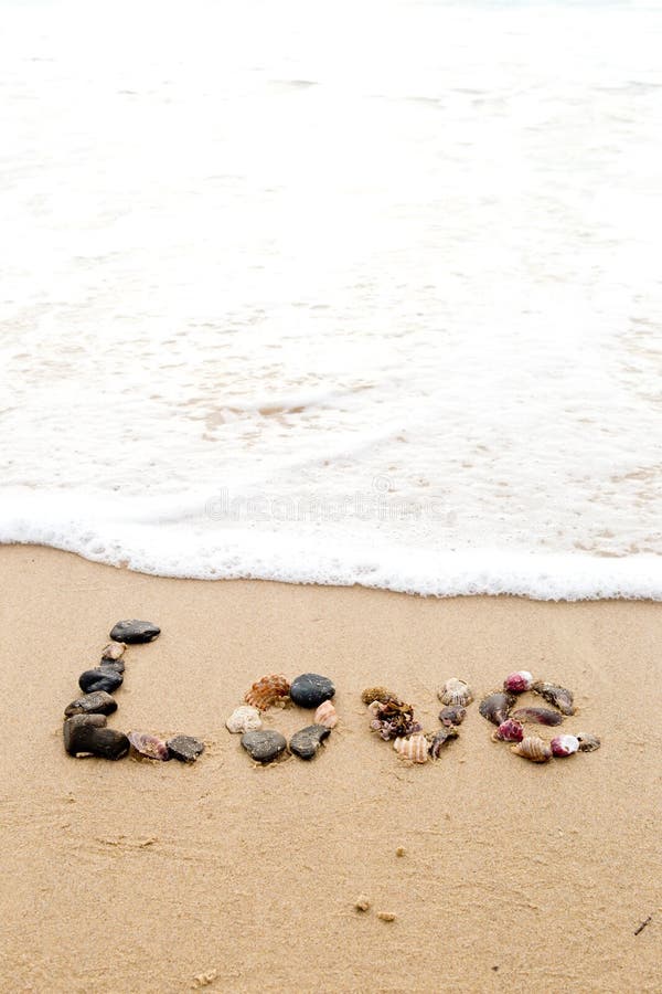 Amor Escrito Nas Conchas Do Mar Na Areia Foto de Stock - Imagem de ...