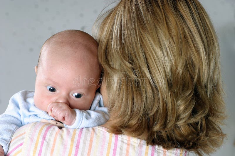 Amor maternal imagen de archivo. Imagen de bebé, vida - 2054321