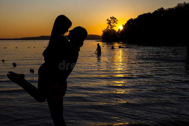 Amor na praia imagem de stock. Imagem de romance, recuo - 35483471