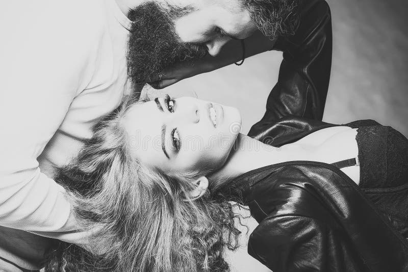 Amorousness Pose Sensuelle De Couples Image stock - Image du couples ...