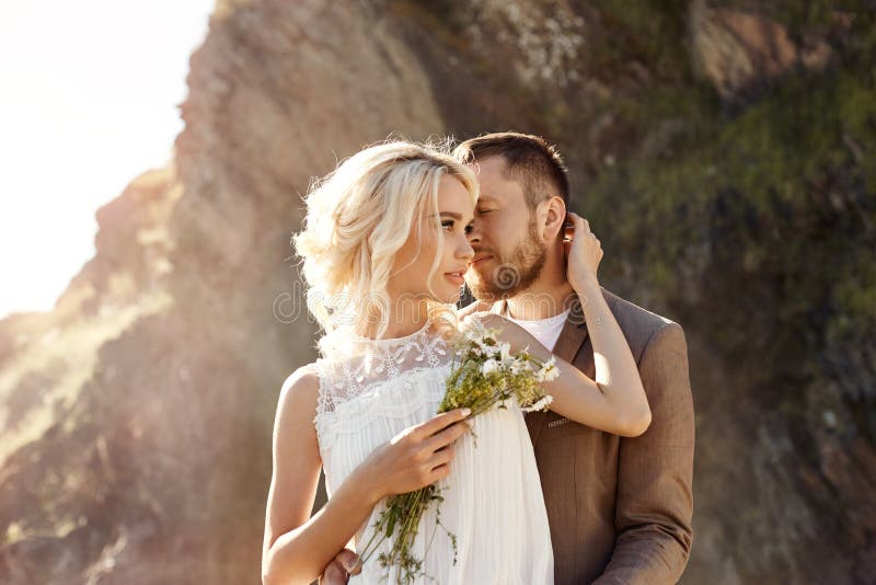 Fermez-vous Des Jambes De Caresse D'un Couple Image stock - Image du ... Fermez-vous Des Jambes De Caresse D'un Couple Image stock - Image du ...