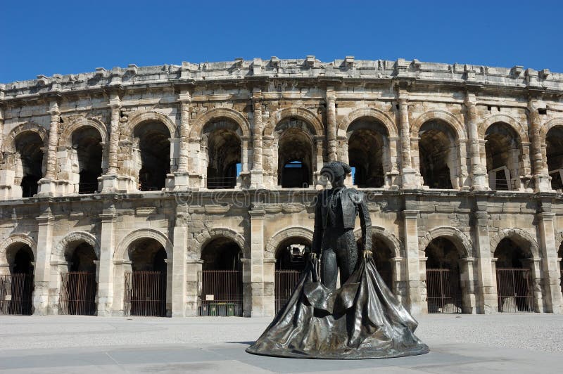 Colosseum de Nimes foto de stock. Imagem de nuvens, arquitetura - 42801376