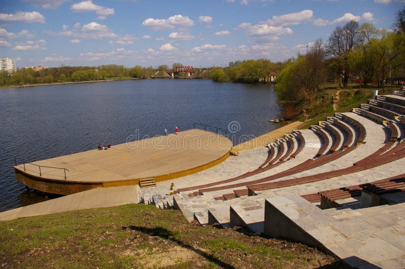 Amphitheatre en el agua imagen de archivo. Imagen de cielo - 5023507