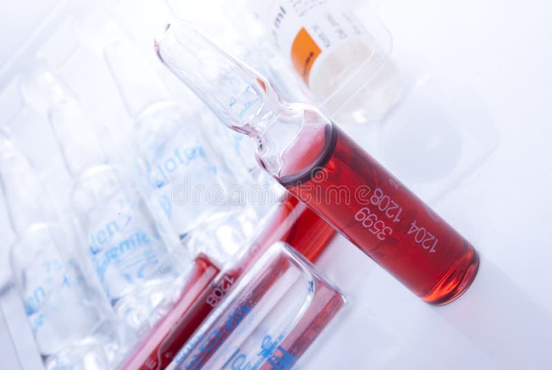 Fiala immagine stock. Immagine di rosso, prodotto, farmacologia - 17002107