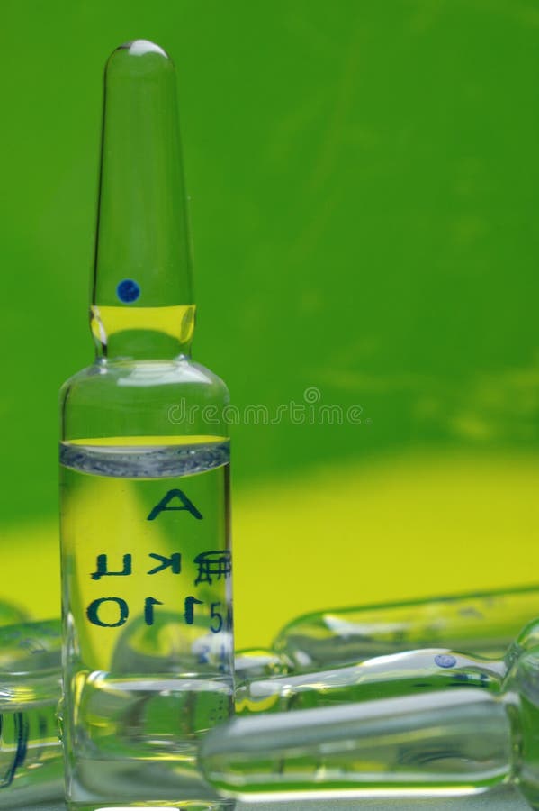 Ampul stock afbeelding. Image of drugs, water, groen, gedistilleerd ...