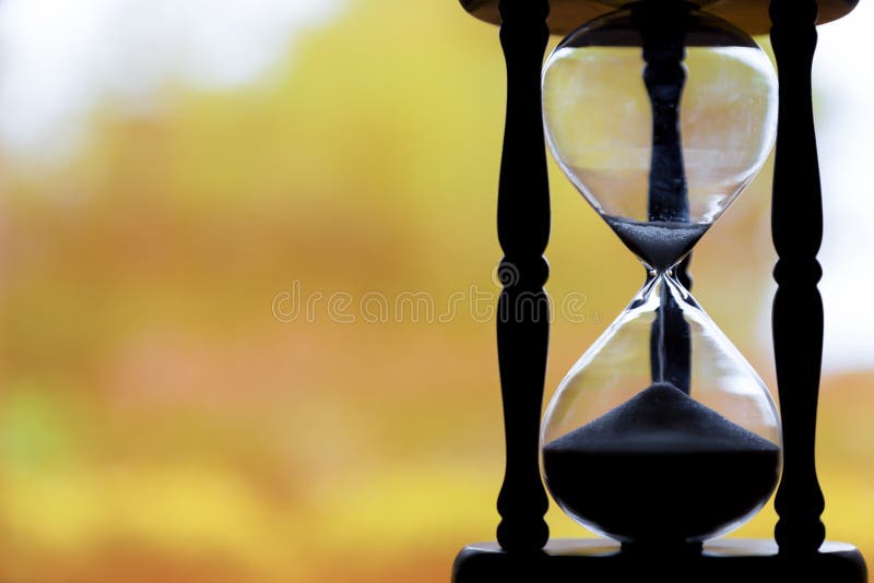 A ampulheta imagem de stock. Imagem de amarelo, antigo - 219315471