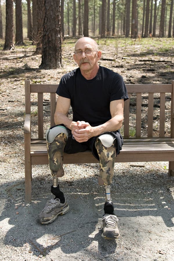 Amputato Con Le Gambe Attraversate Fotografia Stock - Immagine di ...